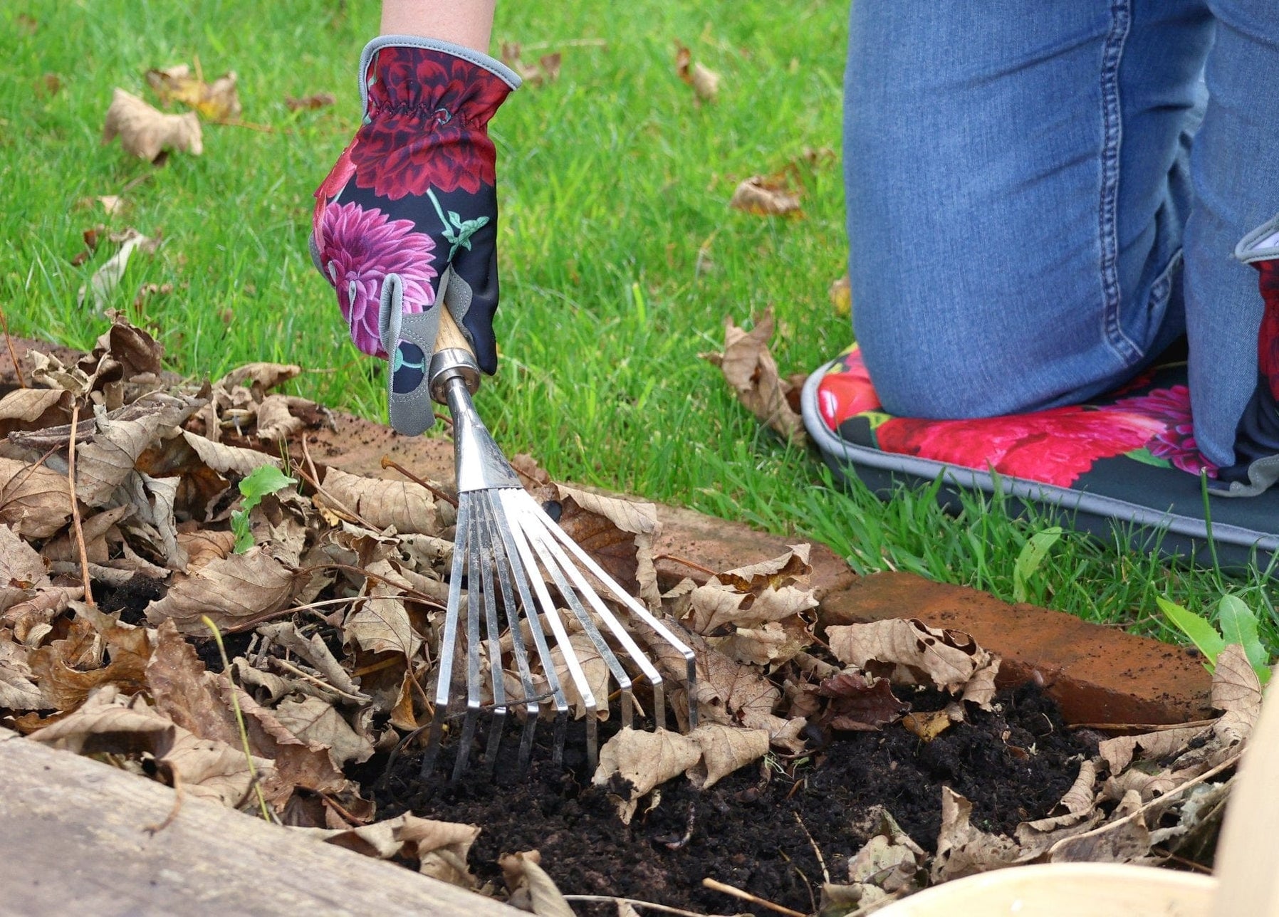Traditional Hand Leaf Rake (Stainless Steel) — Gardening Gifts Co.